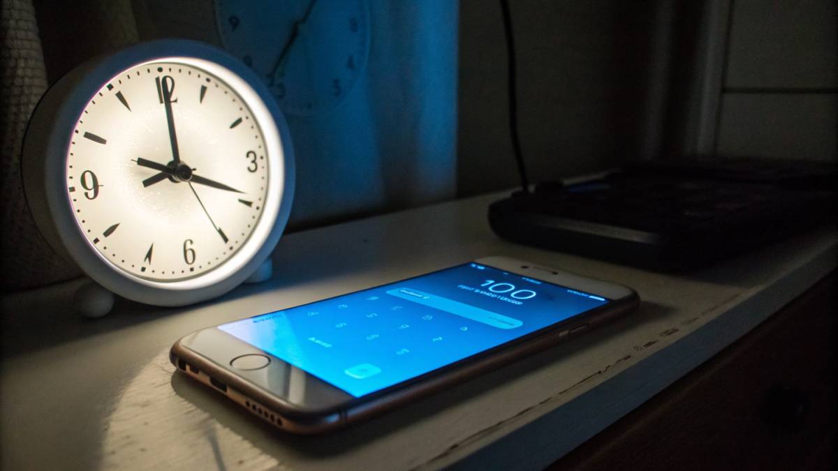 Snooze Upgrade: Elevate Your Sleep with a Digital Detox - Sleepy Hero